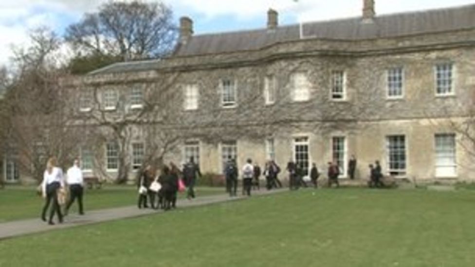 Devizes School offers measles clinics after confirmed cases - BBC News