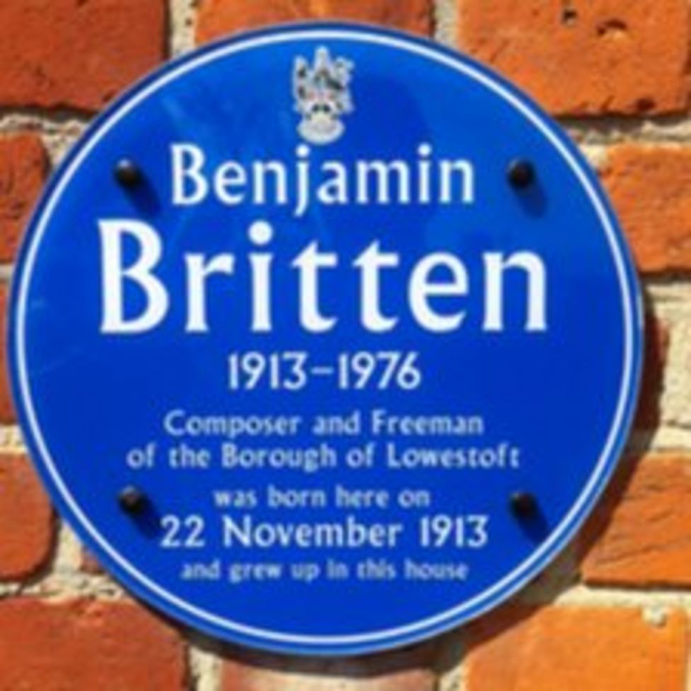 Benjamin Britten blue plaque unveiled on Lowestoft home - BBC News