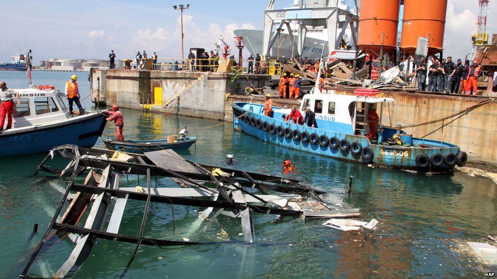 In pictures: Italy ship crash - BBC News