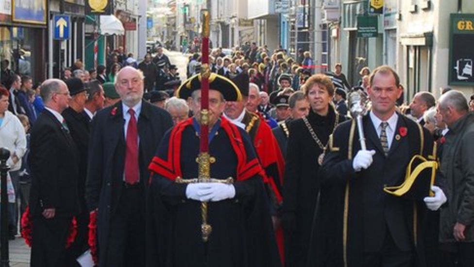 Henry VIII's Carmarthen sword changes hands - BBC News
