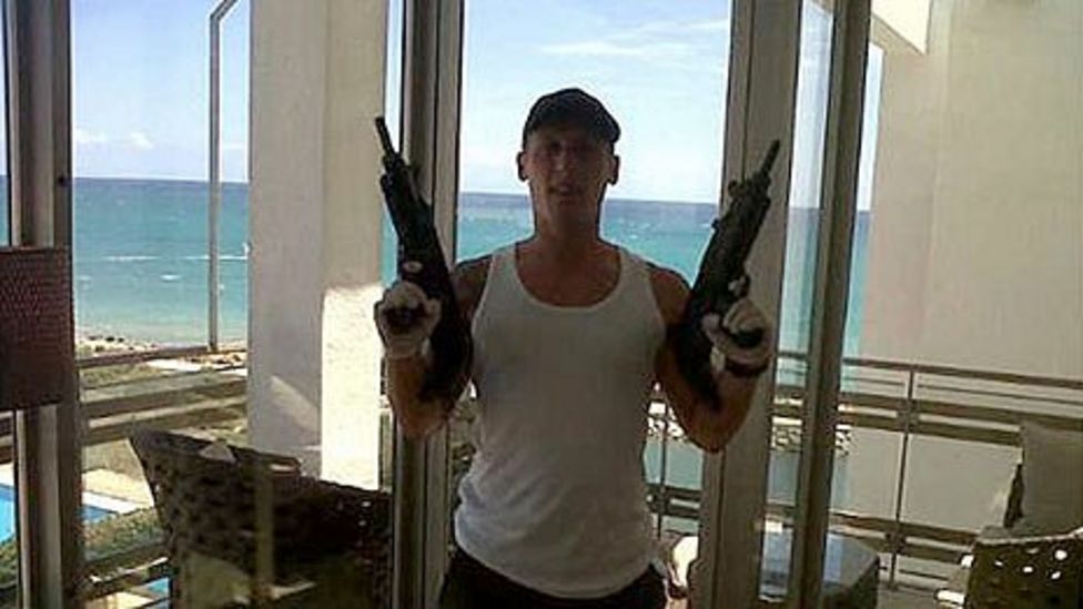 Four arrests over fugitive robber Andrew Moran's escape - BBC News