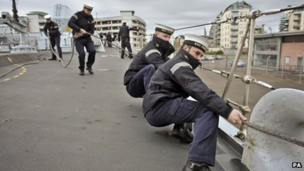 HMS Edinburgh arrives in Leith on its final trip - BBC News