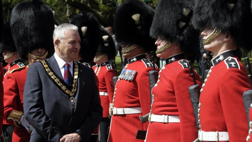 Welsh Guards hold Rhondda Cynon Taf freedom parade in Pontypridd - BBC News