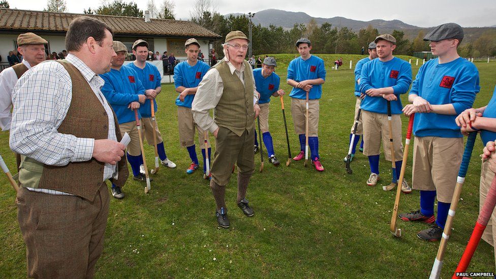 In pictures: Victorian shinty game re-enacted - BBC News