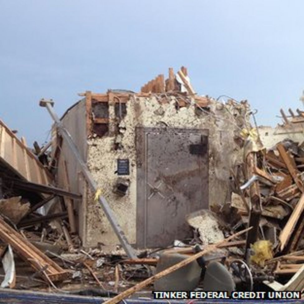 Moore tornado: Thunderstorms hamper recovery - BBC News