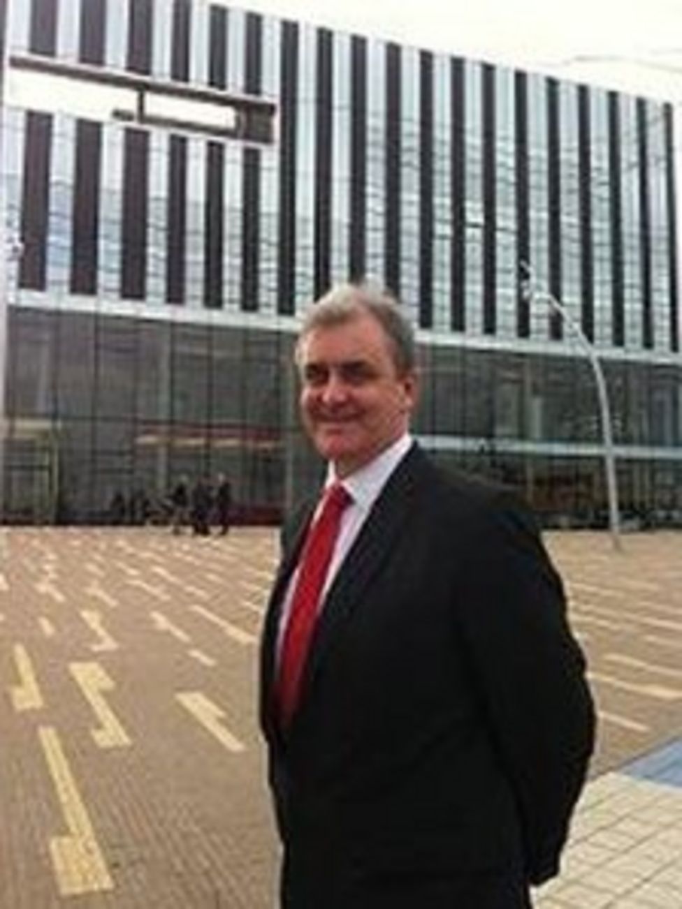 Corby Borough Council new chief voted in unanimously - BBC News