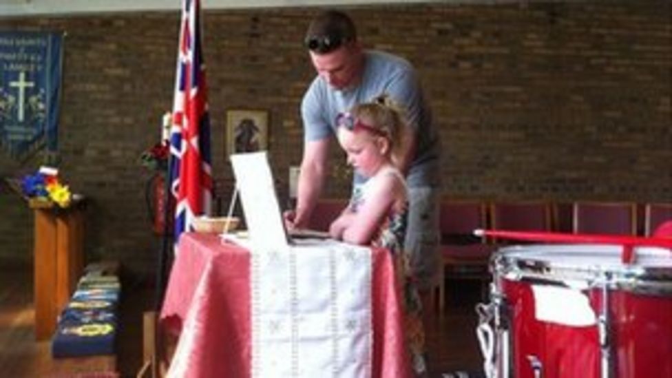 Drummer Lee Rigby: Soldier's family visit death scene - BBC News