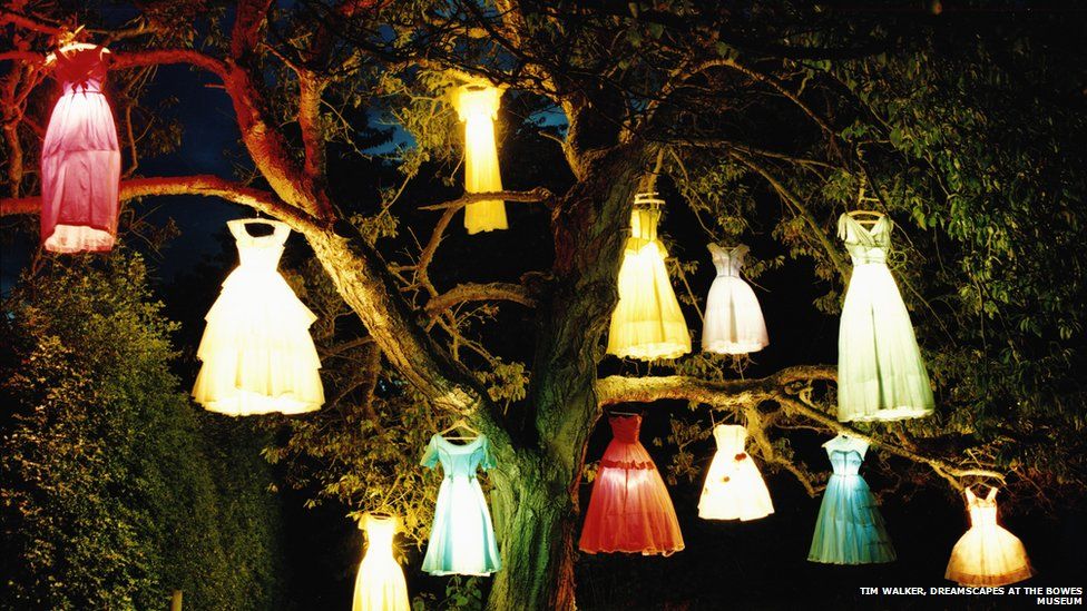 In pictures: Tim Walker's Dreamscapes exhibition - BBC News