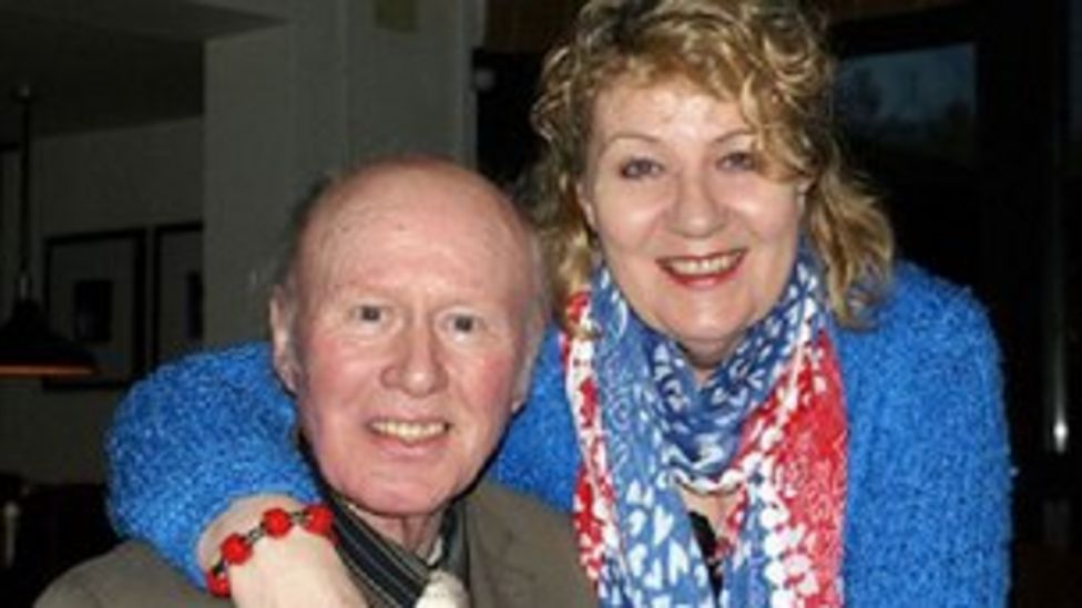 The Grumbleweeds star Graham Walker dies at 68 - BBC News