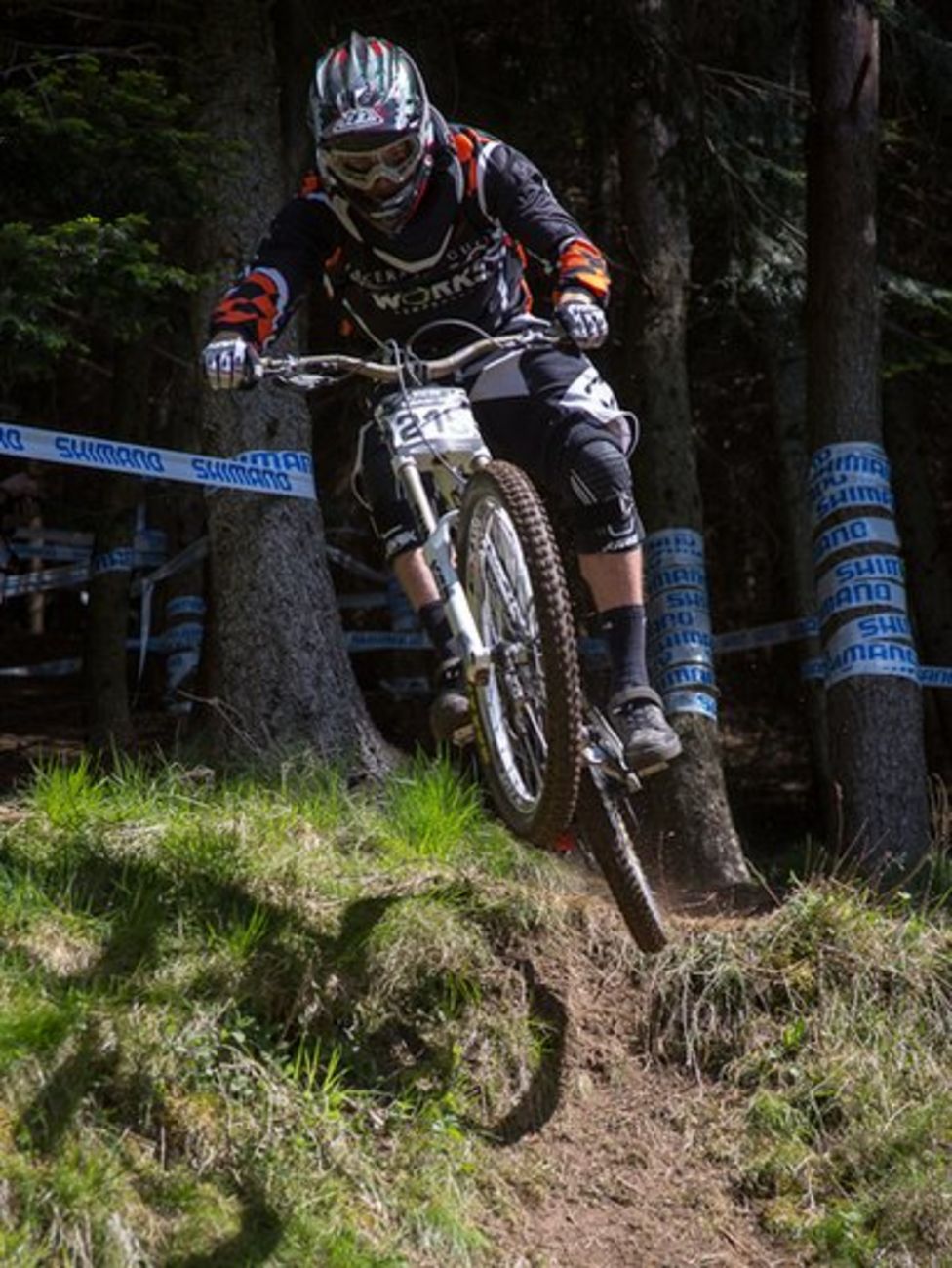 In pictures: Innerleithen downhill mountain biking - BBC News