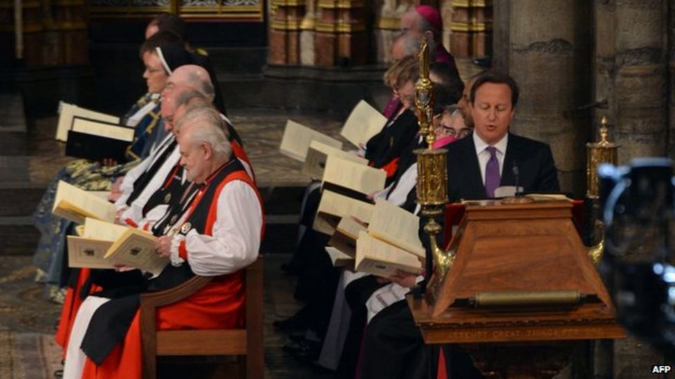 Queen marks Coronation anniversary at Westminster Abbey - BBC News
