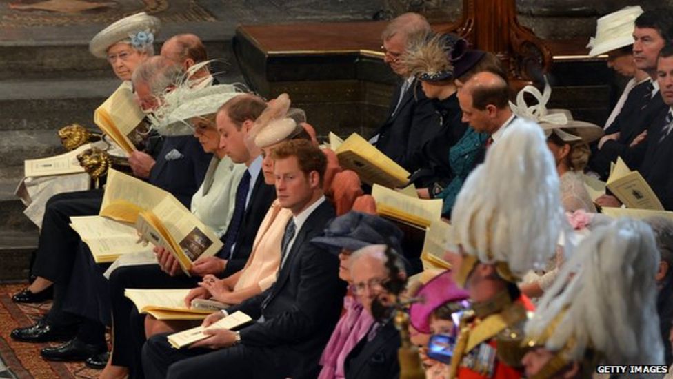 Queen marks Coronation anniversary at Westminster Abbey - BBC News
