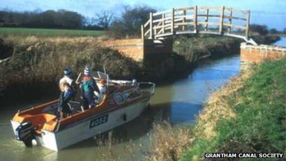 Stretch of Grantham Canal to reopen after over 80 years - BBC News