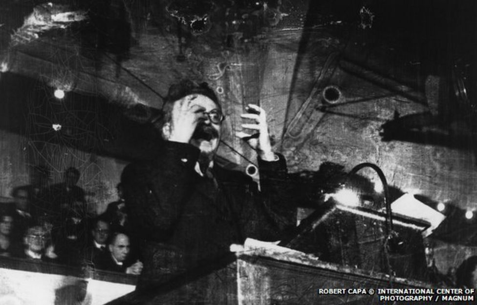 Robert Capa's vintage prints on show - BBC News