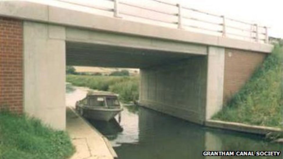 Stretch of Grantham Canal to reopen after over 80 years - BBC News