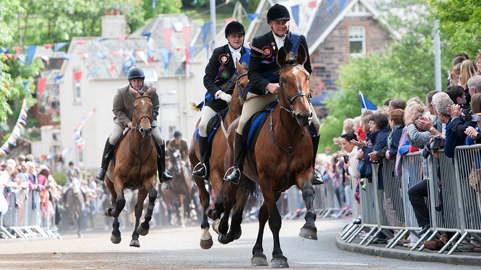 Hawick Common Riding celebrates 500-year landmark - BBC News