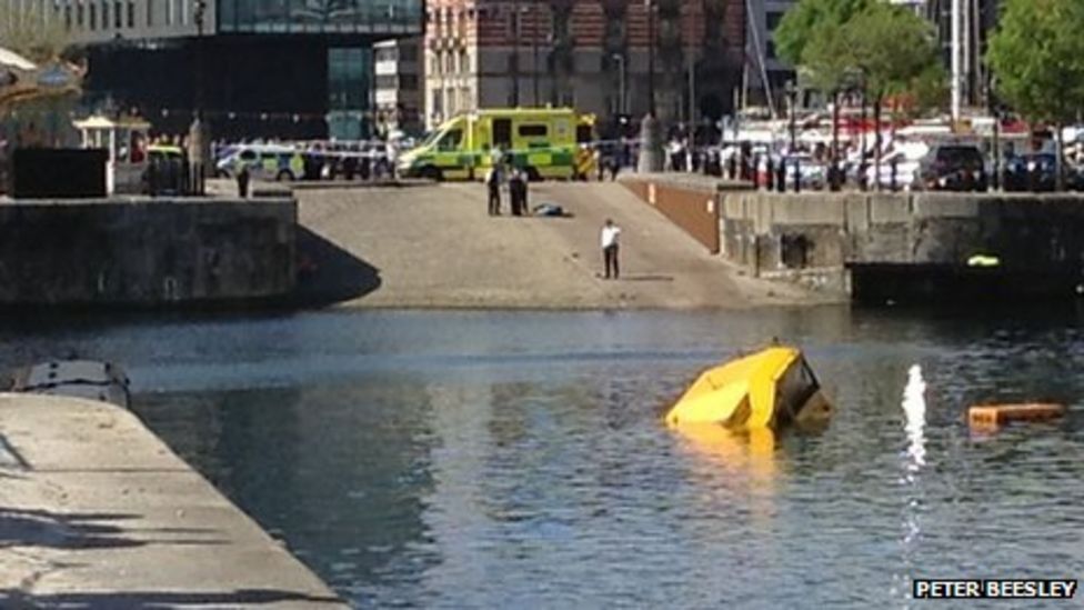 Yellow Duckmarine sinks in Albert Dock in Liverpool - BBC News
