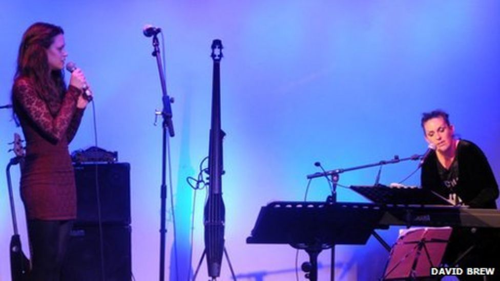 Katherine Crowe: Terminally ill singer's final concert - BBC News