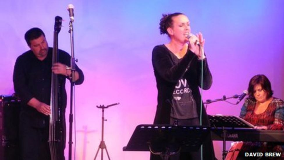 Katherine Crowe: Terminally ill singer's final concert - BBC News