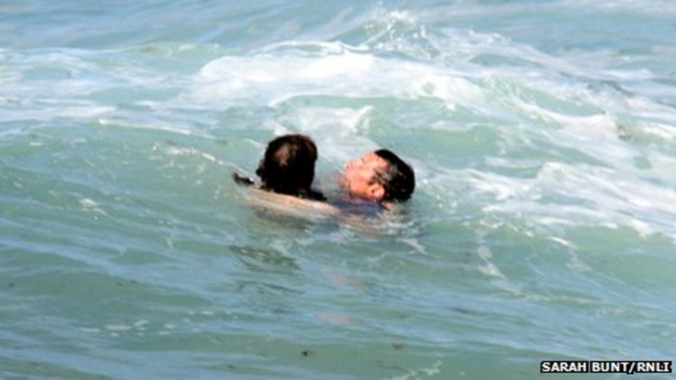 Surfer in trouble at St Agnes thanks rescuer - BBC News