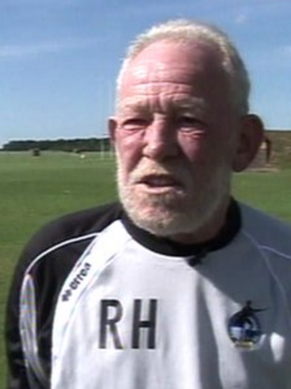 Bristol Rovers kit man Roger Harding dies - BBC News