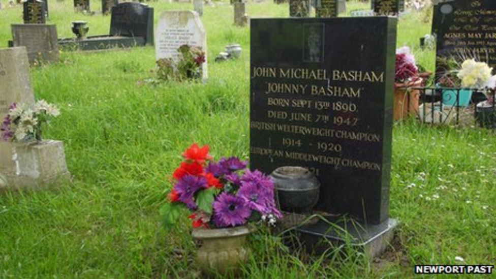 Boxing champion Johnny Basham's Lonsdale belt auctioned - BBC News