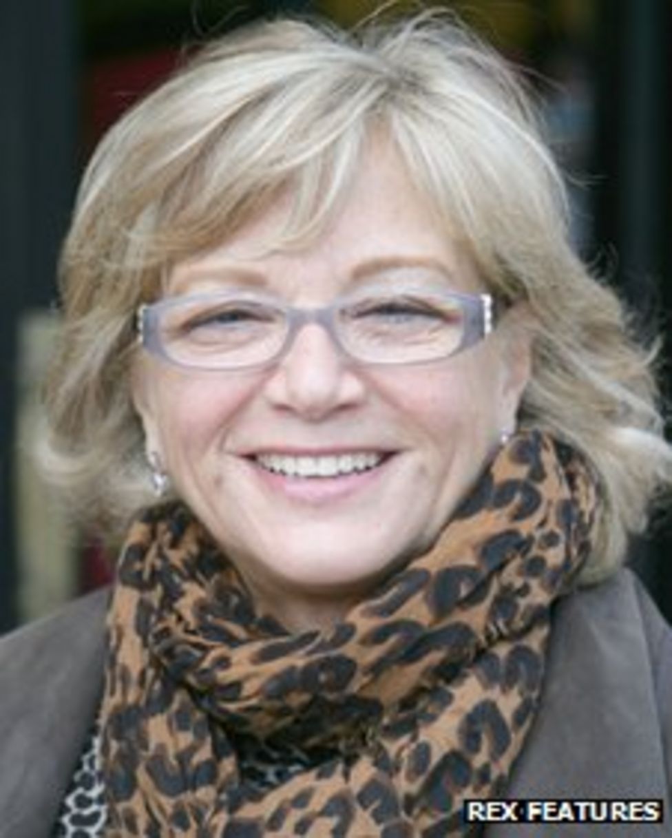 Daily Mail payout to Sally Morgan over psychic 'scam' article - BBC News