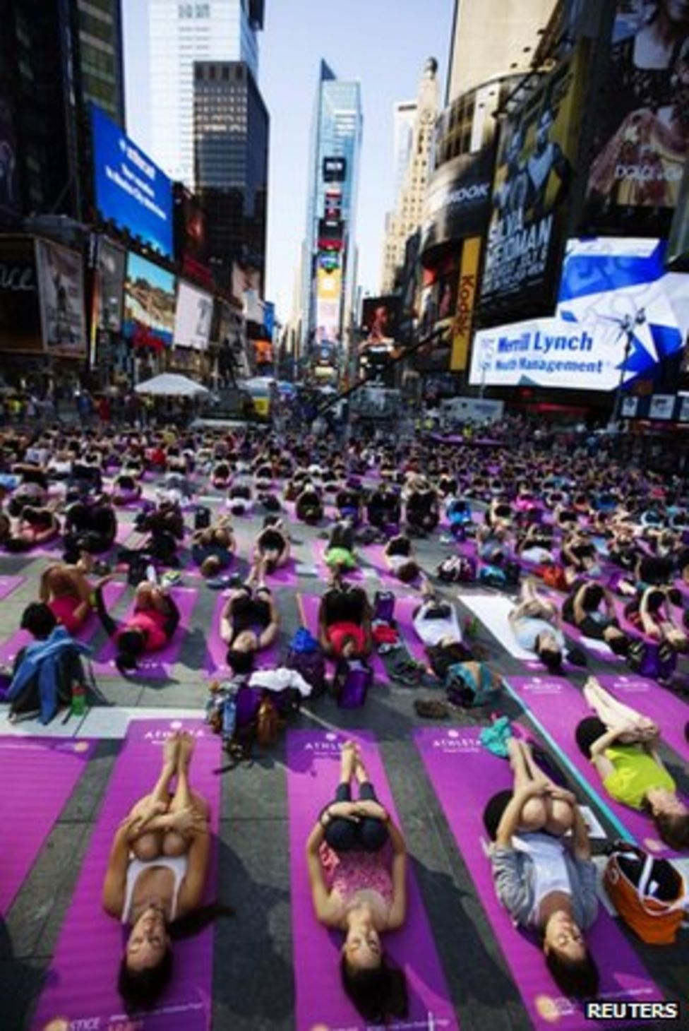 Times Square takes yoga time-out on summer solstice - BBC News