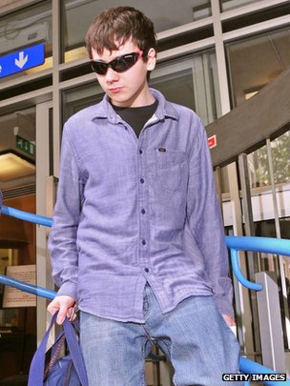 Jake Davis: Freed hacker faces strict tech rules - BBC News