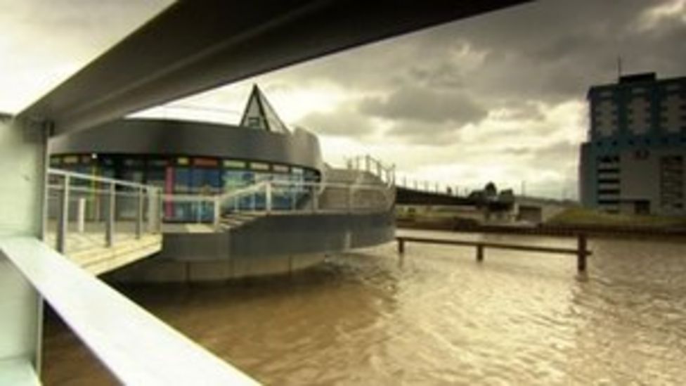 Hull's new pedestrian bridge is formally opened - BBC News