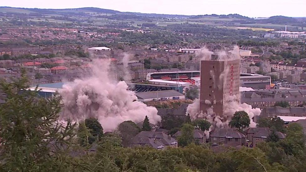 In pictures: Bringing down the Dundee tower blocks - BBC News