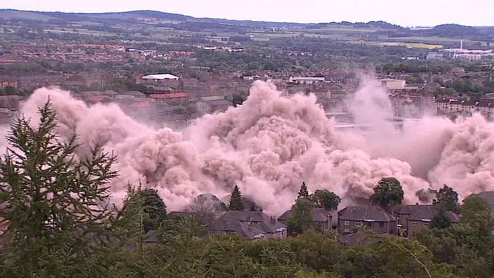 In pictures: Bringing down the Dundee tower blocks - BBC News