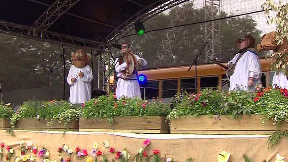 Armagh Rhymers play Glastonbury festival - BBC News