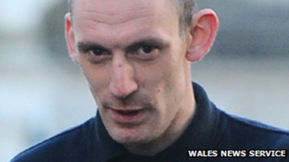 Carl Mills trial: Murder accused 'in love' with victim - BBC News
