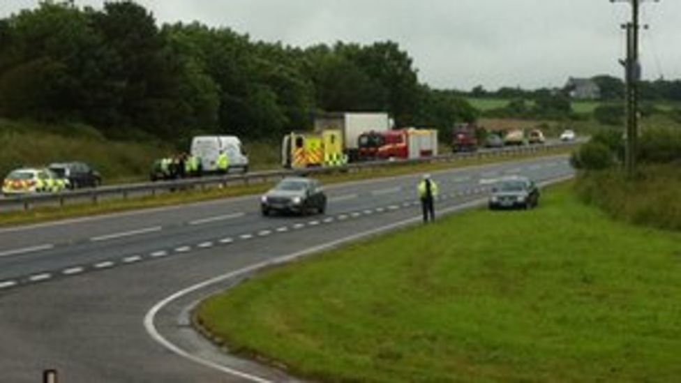 Cyclists killed in A30 lorry crash in Cornwall - BBC News