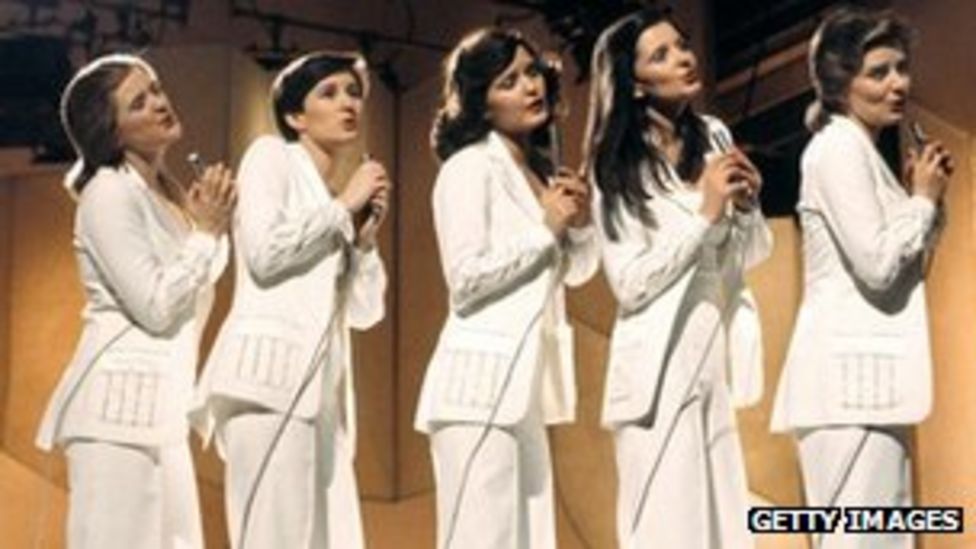 Singer Bernie Nolan dies aged 52 - BBC News