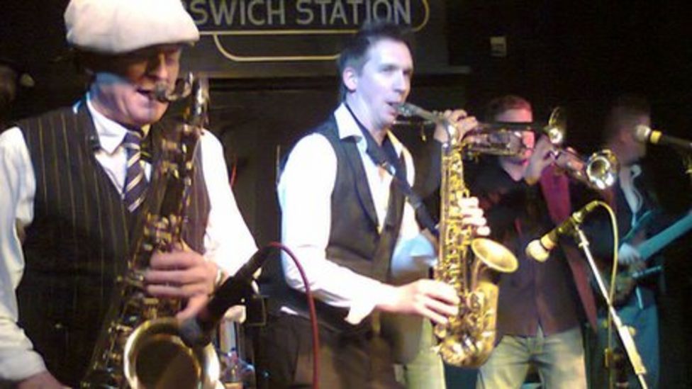 How can music make your ears bleed? - BBC News