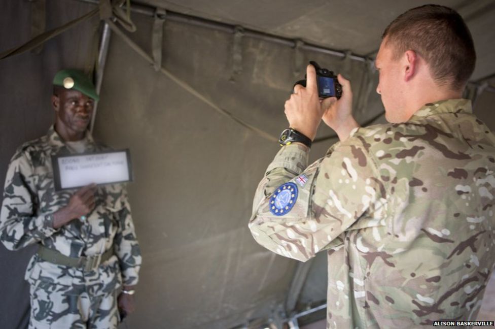 In pictures: Training Mali's army - BBC News