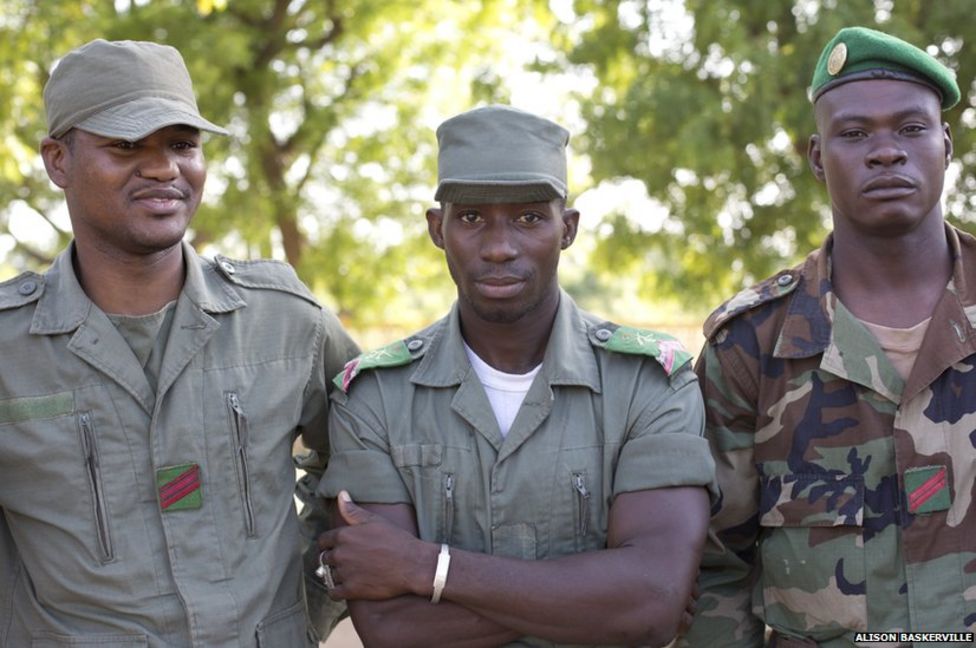 In pictures: Training Mali's army - BBC News