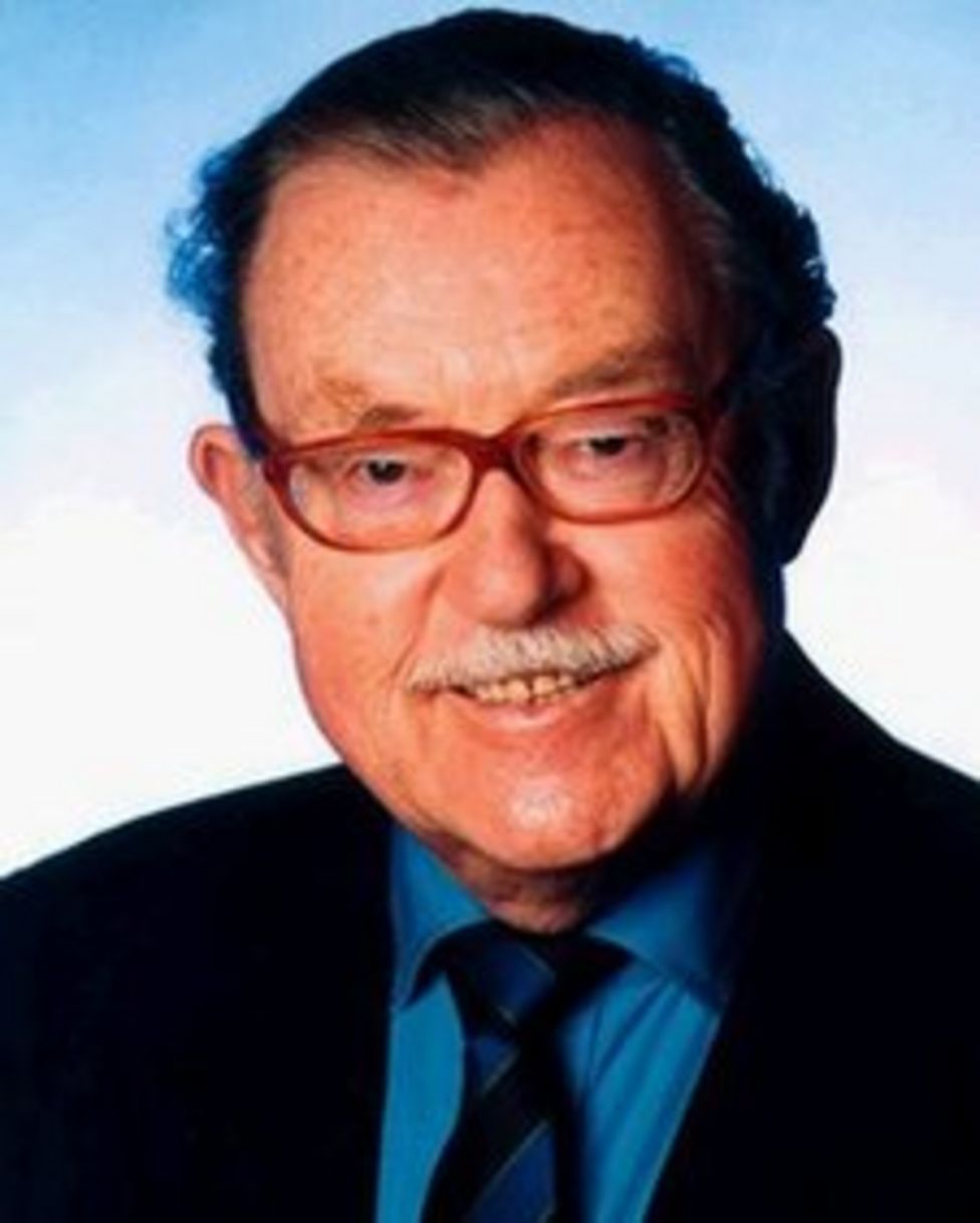 Obituary: Alan Whicker - BBC News