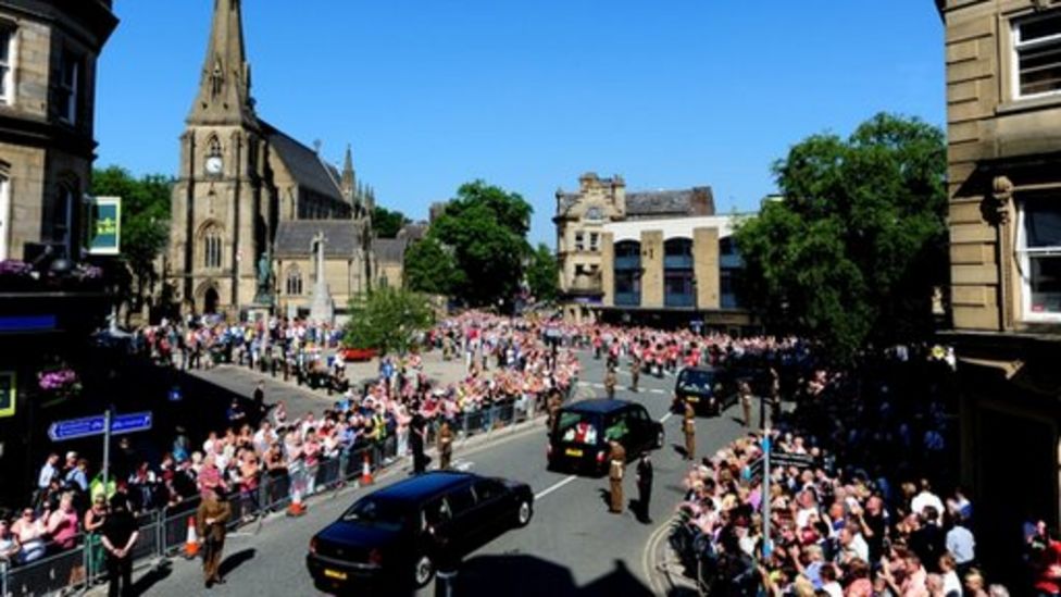 Lee Rigby: Thousands fall silent for funeral - BBC News