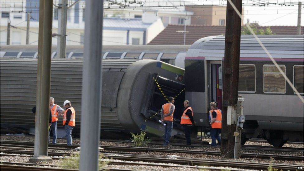 In pictures: French rail crash - BBC News