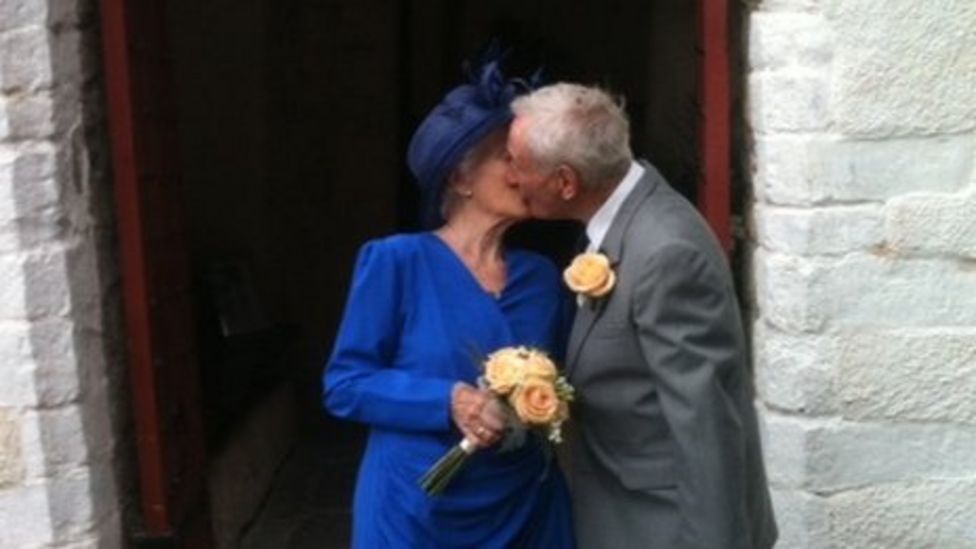 Pawlett couple who met in 1930s get married - BBC News