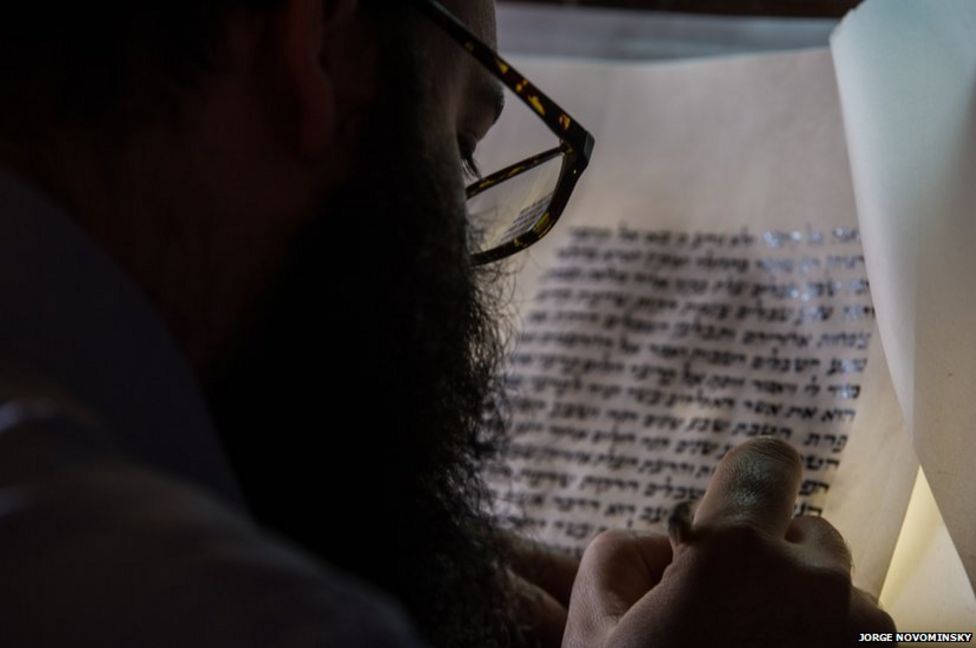 In pictures: Writing a Torah scroll - BBC News