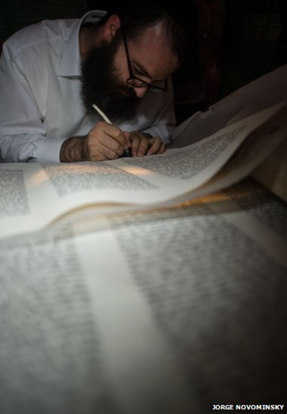 In pictures: Writing a Torah scroll - BBC News