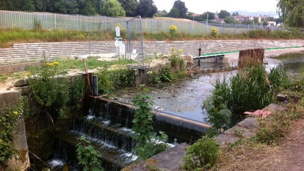 Stroud canal Dudbridge locks restoration begins - BBC News