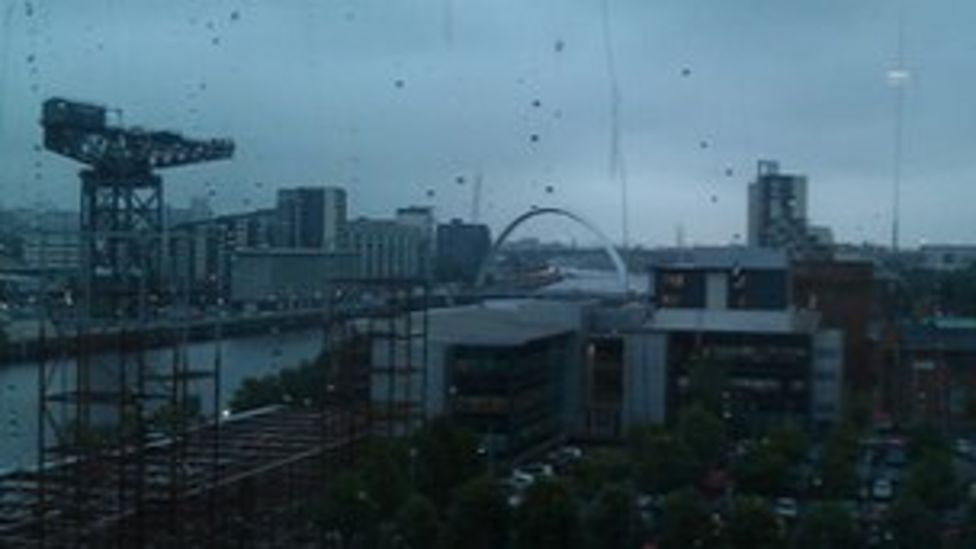 Storms spread across Scotland after spell of hot weather - BBC News