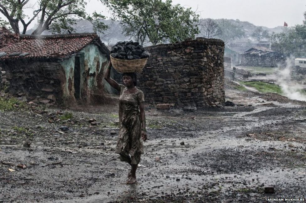 In pictures: India coal fires - BBC News