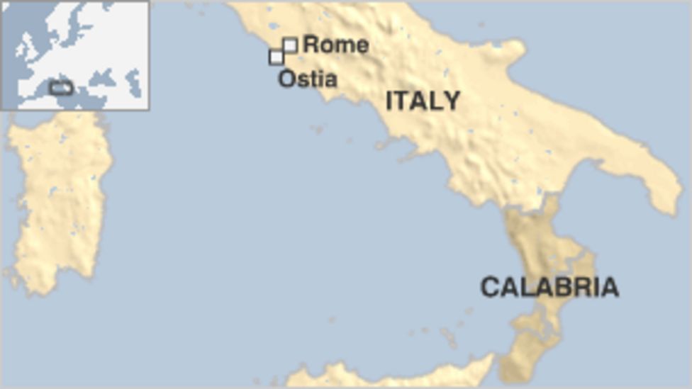 Italy police swoop on Mafia near Rome and in Calabria - BBC News