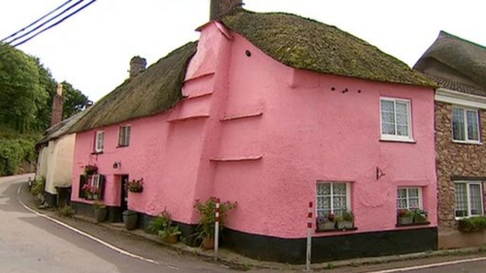 Kennford pink cottage owners ordered to repaint home - BBC News